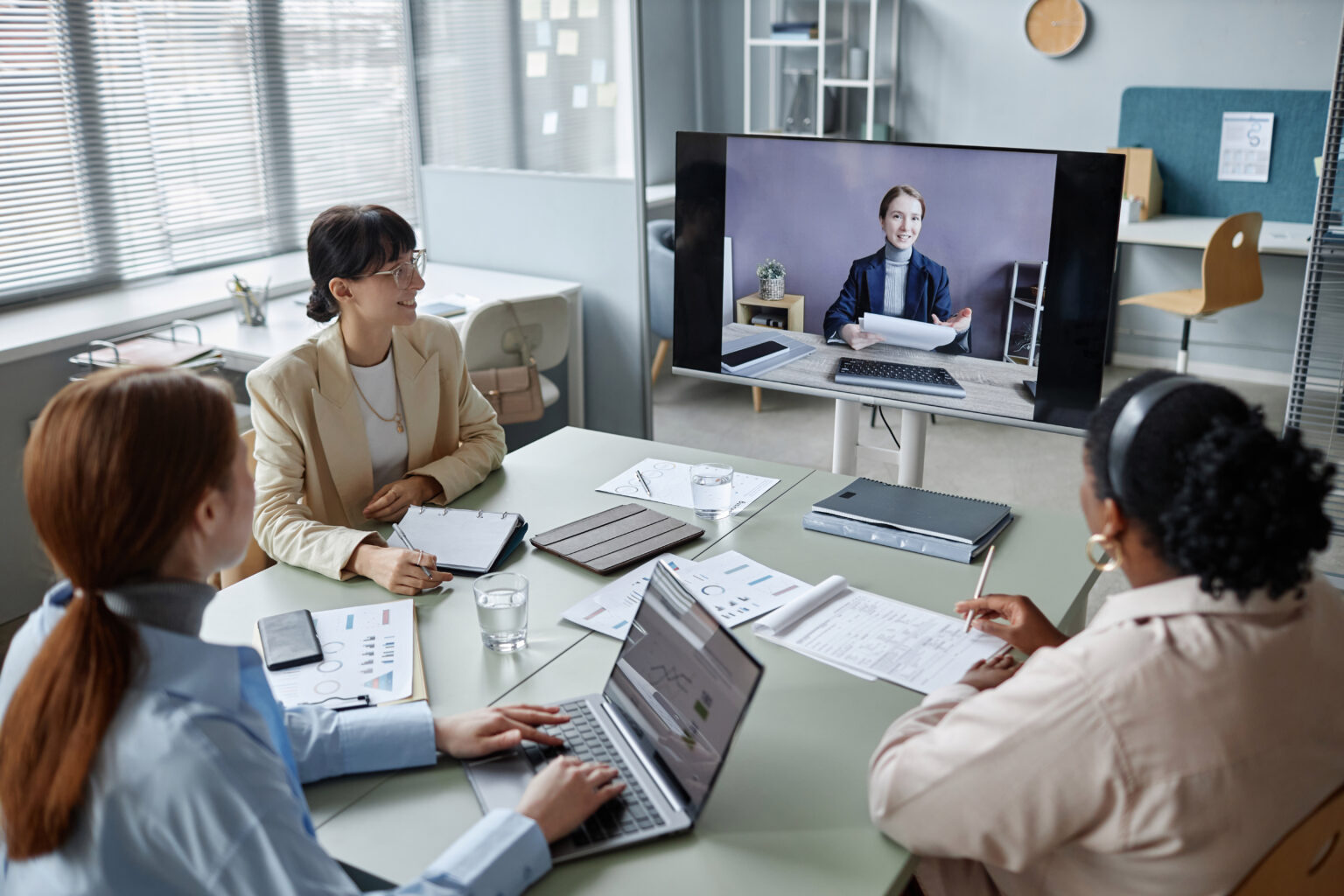 Invest in the Future: Top 6 Benefits of Wireless Conferencing Technology